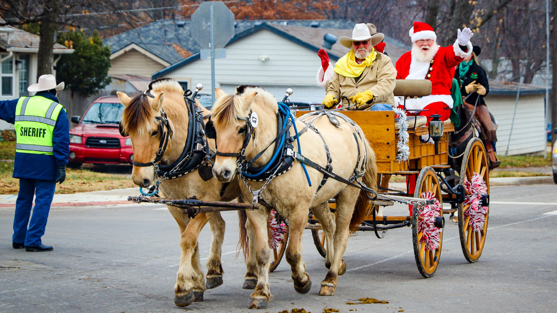 30th annual Old-Fashioned Christmas Parade draws crowds to downtown ...