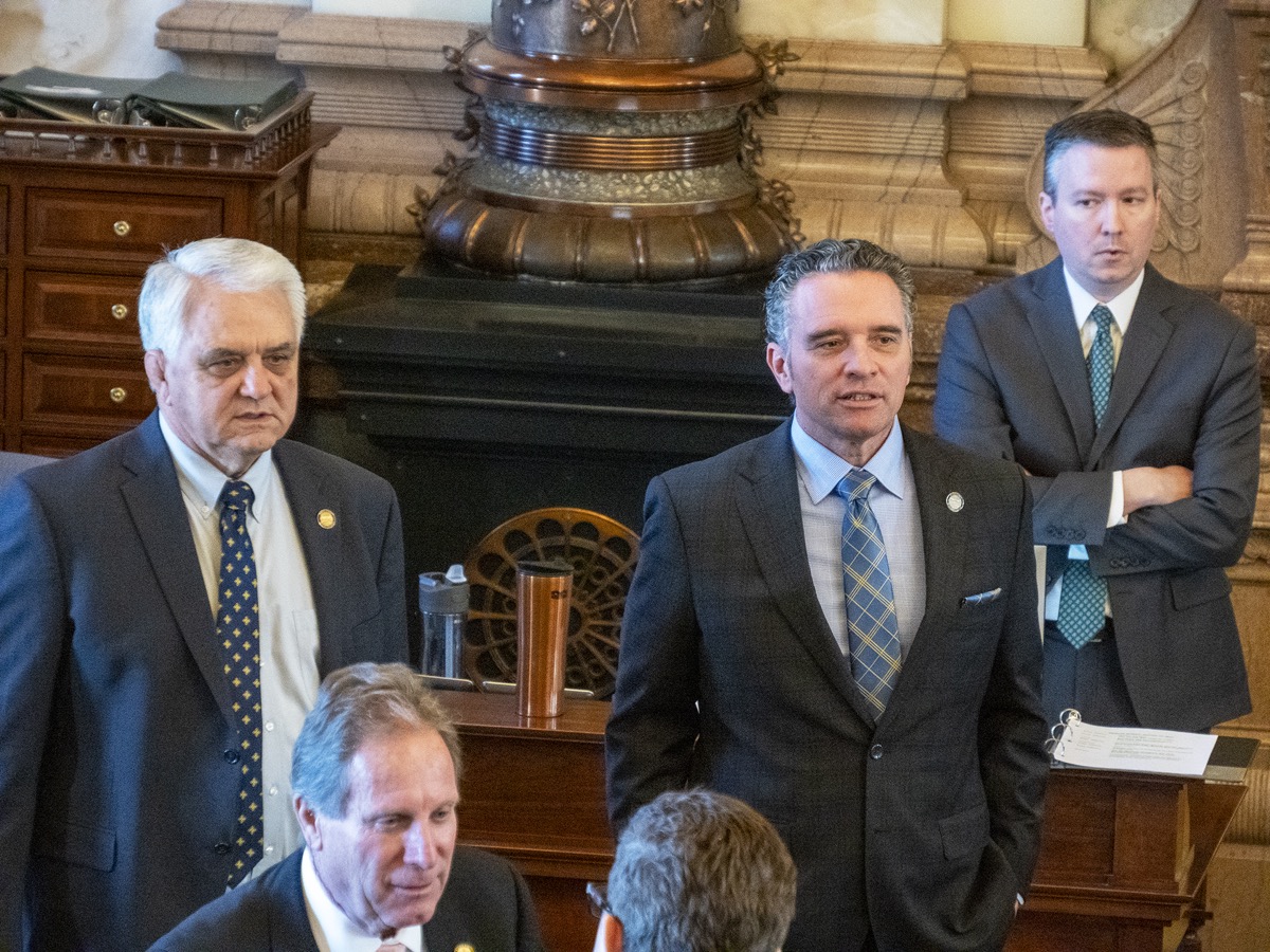 Kansas GOP leaders tout flat tax plan that would save Charles Koch ...